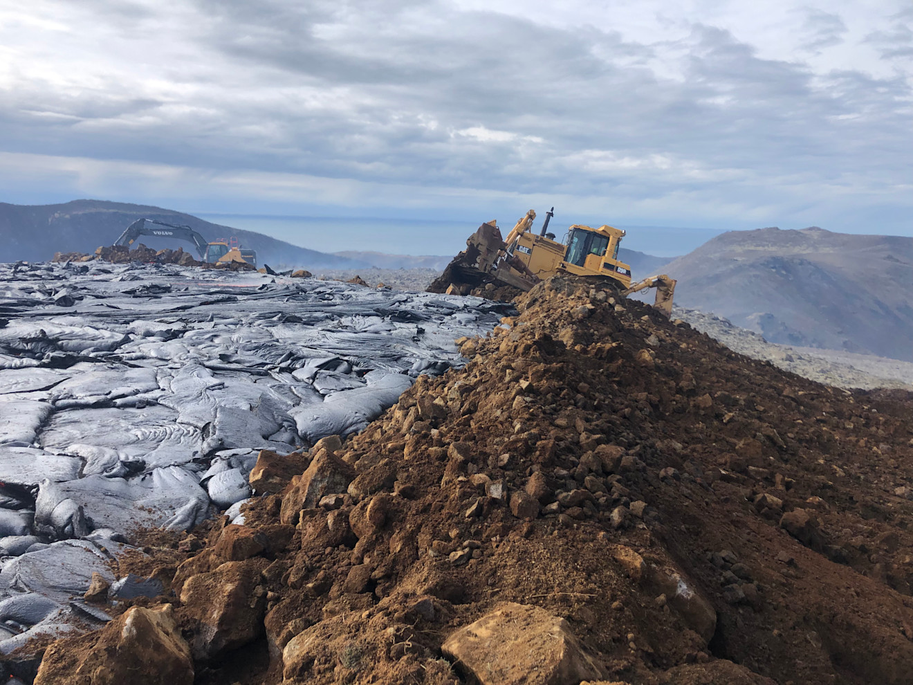 Immense dijken leiden lava IJsland in goede banen | Weerverteller